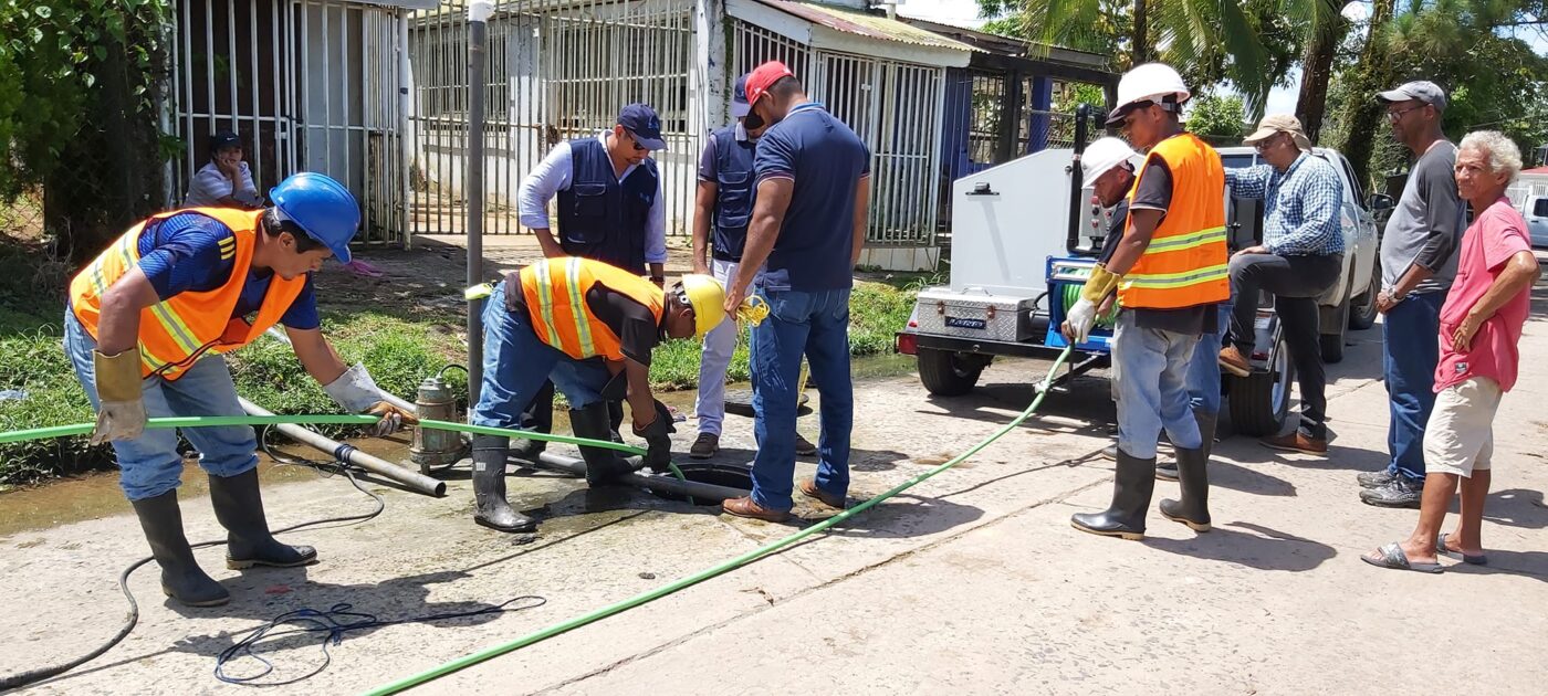 Basura tapa los canales de agua y manjoles - Noticias Bluefields